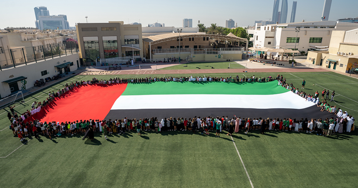 21 Years Later, Alum Parent Re-Creates Epic UAE Flag Photo | American ...